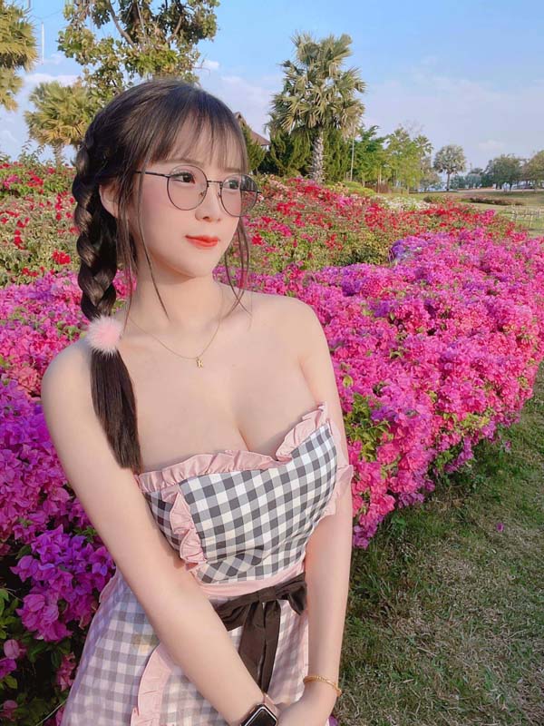 Iceza Wanicha แจกวาร์ป ไอซ์ นางแบบ สาวแว่น หุ่นอวบ ดาวทวิต 18+