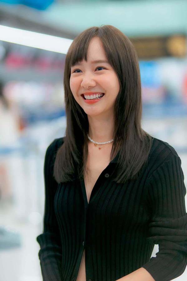 Toey Jarinporn แจกวาร์ป เต้ย จรินทร์พร ดารา ตัวเล็ก น่ารัก ยิ้มหวาน